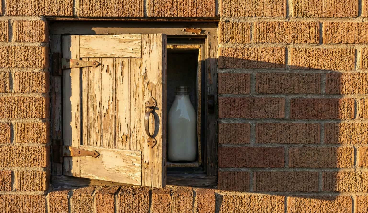 25 Mysterious Features Hiding In Old American Homes (And What They Do)